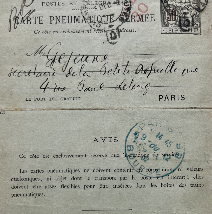 Jean Jaurès se documente sur un nouveau journal socialiste, à la ...