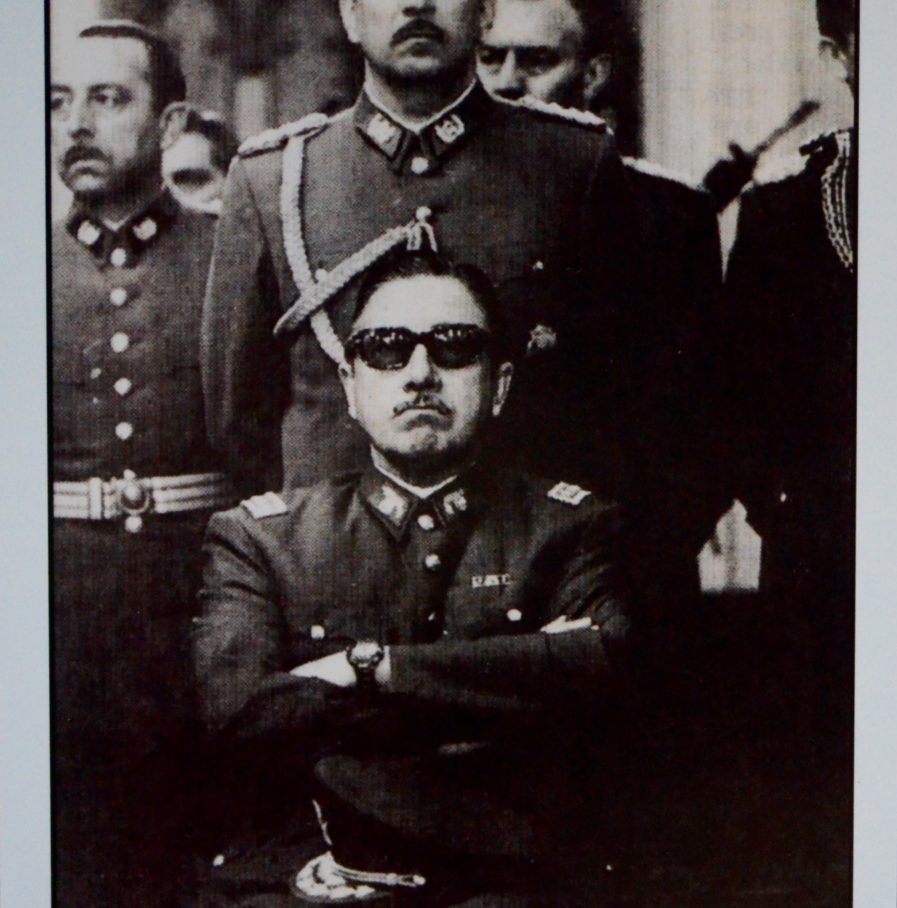 Augusto Pinochet : portrait photographique avec pièce signée – Traces ...