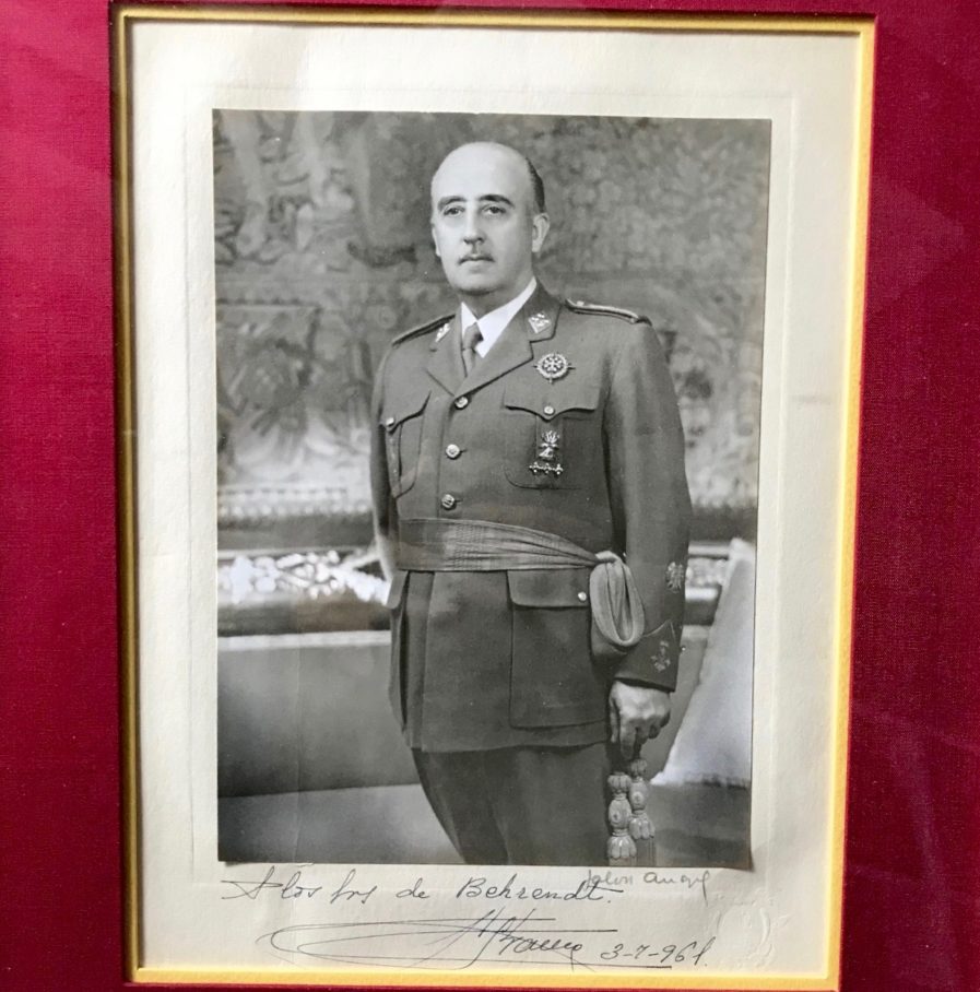 Beau portrait dédicacé du général Franco, en tenue militaire – Traces ...